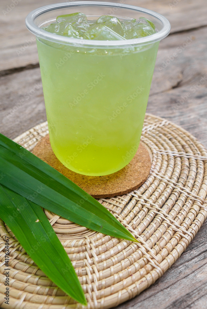 Poster A glass of fresh pandan and pandan leaves on a drinking table ...