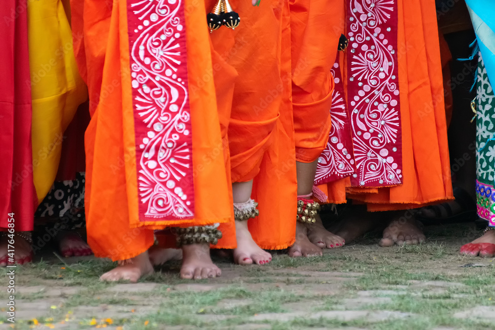 Fotka „Colourful drapes of sari, traditional Indian dress. Young ...