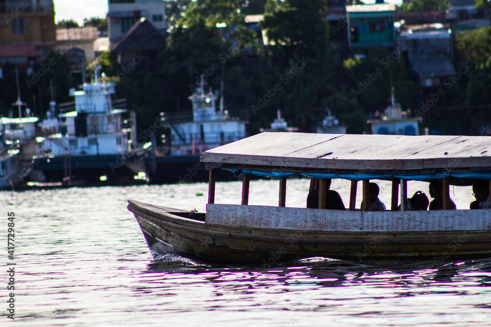 bote en el río amazonas Stock Photo | Adobe Stock