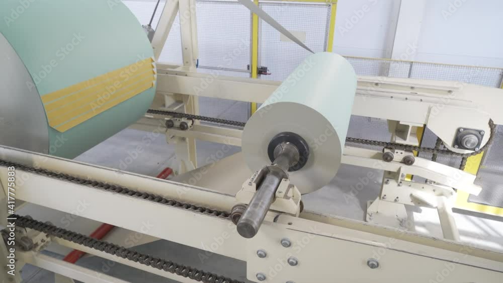 Vidéo Stock Rotation of a roll of paper for drywall on plant ...