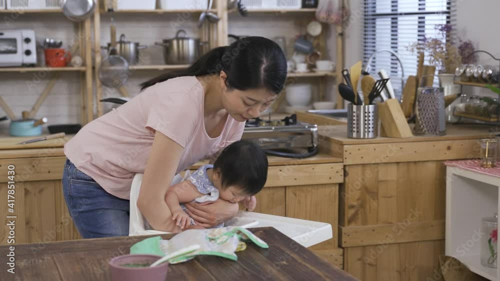 Vidéo Stock chinese mom is approaching and seating her innocent child ...