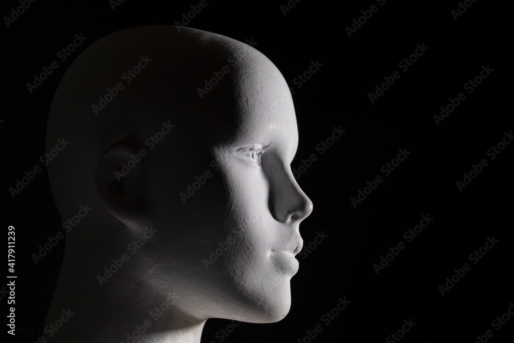 Foto de Closep to a white female manikin head portrait with black ...