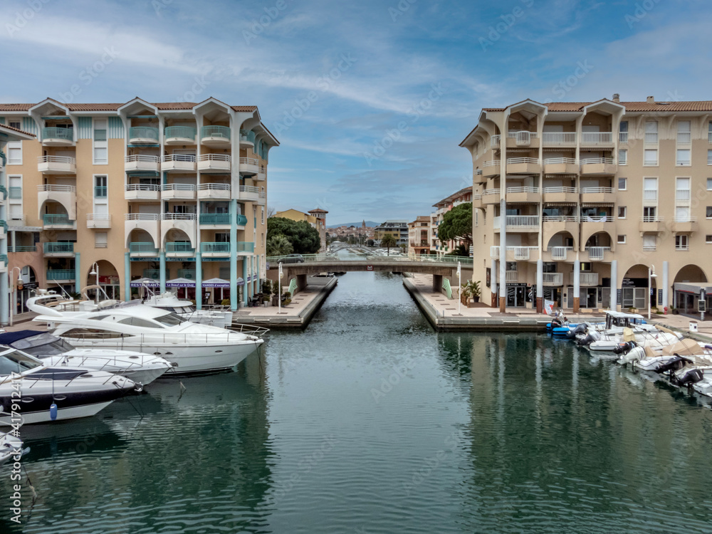 Foto de Le port de Fréjus et ses ponts sur les canaux comme à Venise do ...