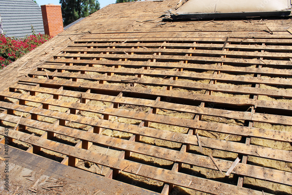 Foto Stock Demolition and removal of an Old Asphalt Single roof that ...