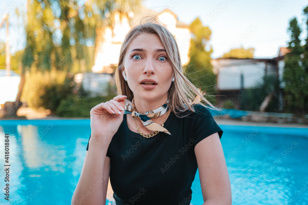 An elegant woman looks scared, her eyes very bulging. In the background ...