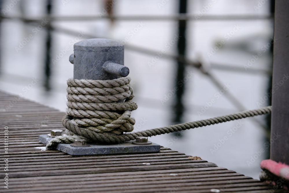 Poller am Bootssteg mit Tauwerk Stock Photo | Adobe Stock