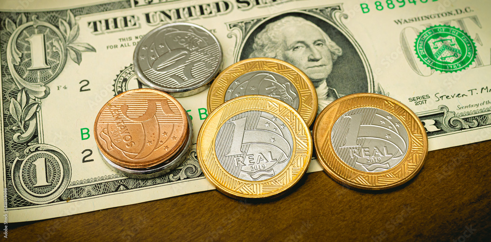 Dinheiro, Real Brasileiro e Dólar americano. Conceito de mercado de ...