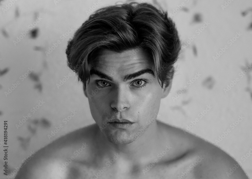 Modelo mirada atenta Stock Photo | Adobe Stock