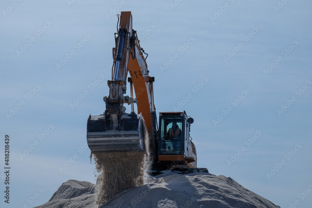 Foto de A stockpile of salt or sodium chloride road salt, rocksalt ...