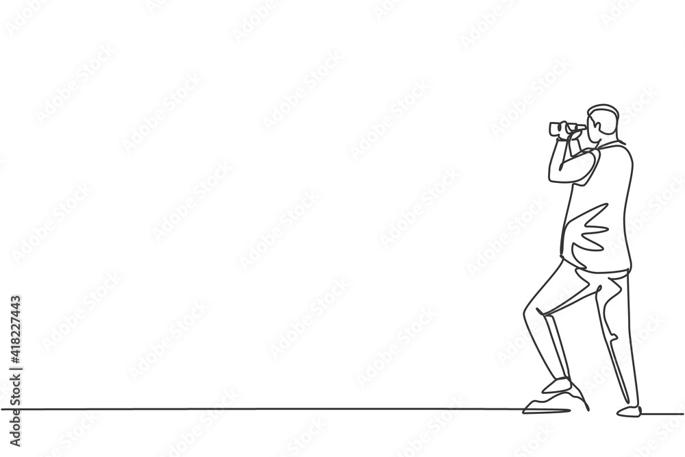 Continuous one line drawing of young businessman looking target goal ...
