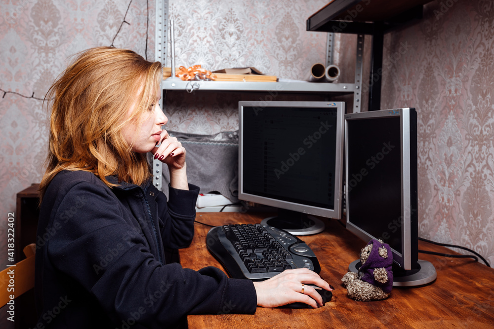 Foto de a girl is typing on a keyboard, working at a personal computer ...