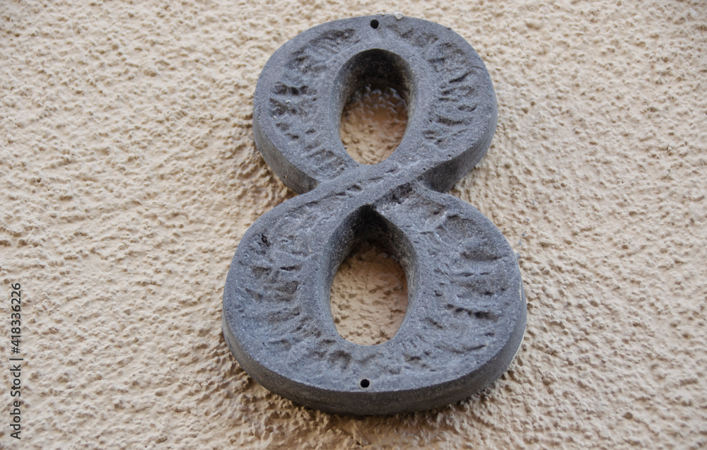 Schild mit einer Hausnummer -acht - 8 Stock Photo | Adobe Stock