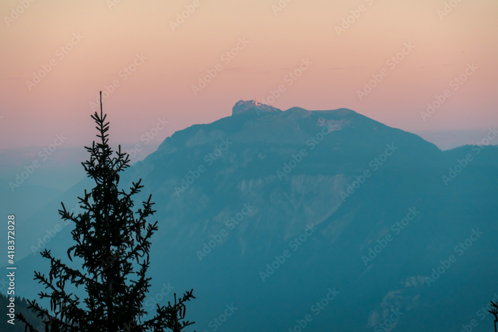 Fotka „An early dusk with the view on Dobratsch in Austrian Alps ...