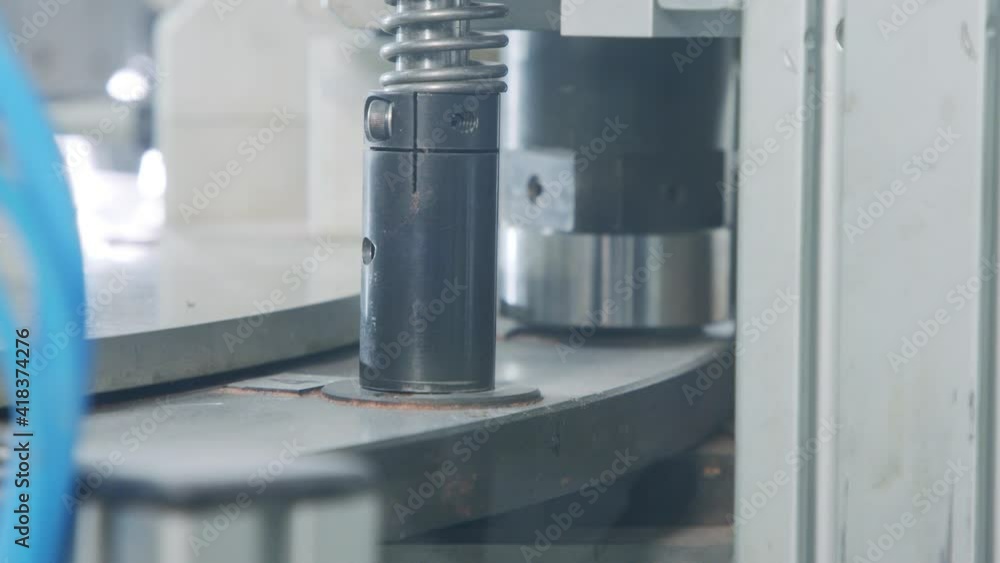 Vidéo Stock Advanced robotic machine manufacturing parts in an ...