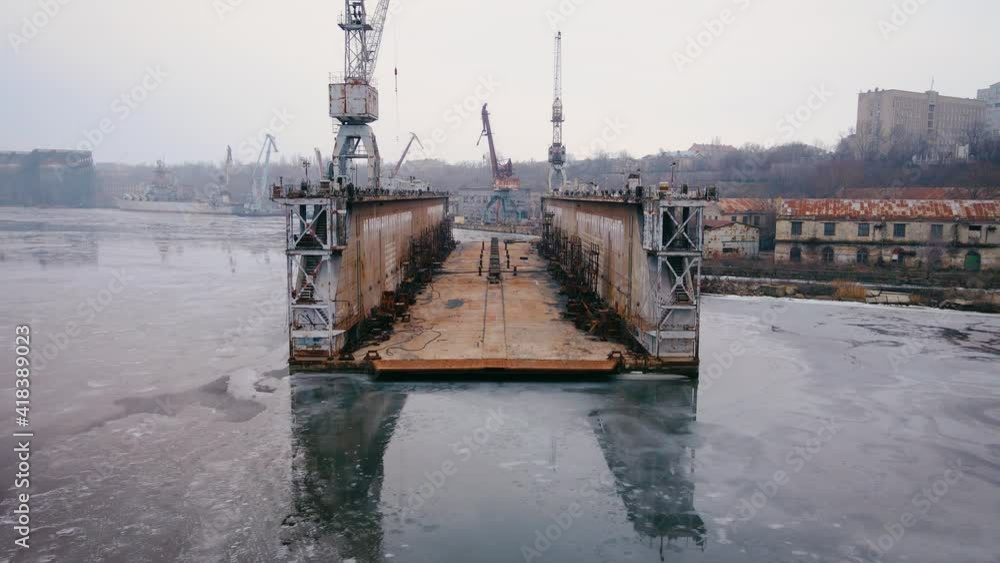 Floating dock device for repairing large vessels in shipyards for ...