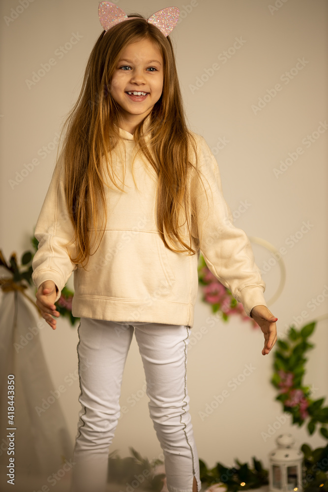 Girl dancing and making fun pose, take pictures with a smartphone ...