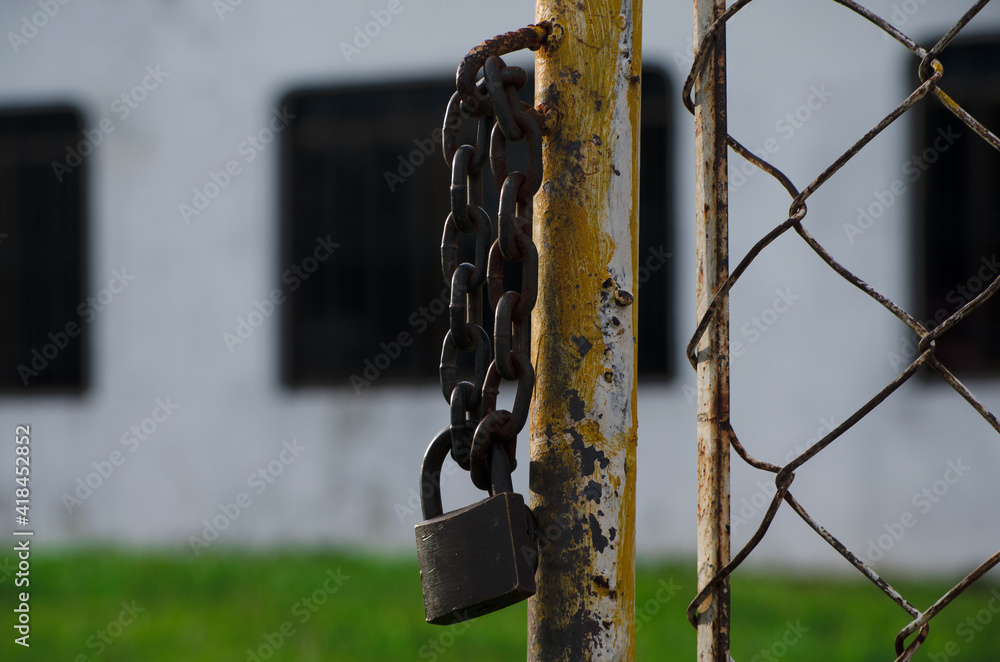 Porton con cadena y candado de seguridad Stock Photo | Adobe Stock