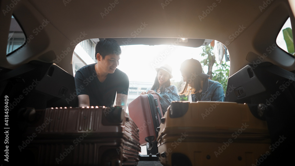 Foto de Loading luggage into a car by tourist prepare to go to travel ...