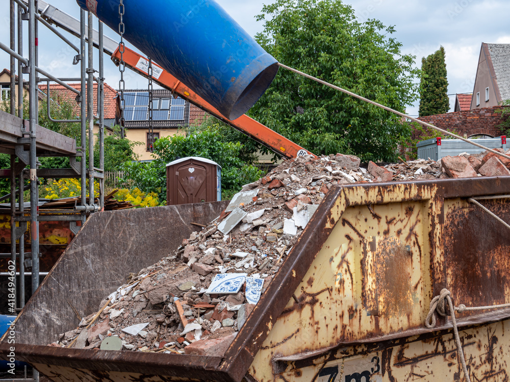 Container mit Bauschutt und Schuttrutsche Stock Photo | Adobe Stock