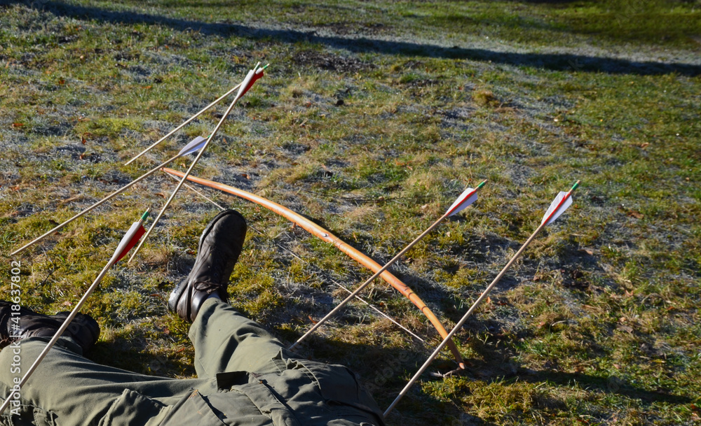 Fotka „the archer collects the stuck arrows, and from a height a crowd ...