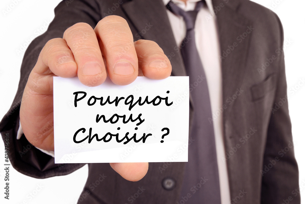 Homme tenant une carte sur laquelle est écrit pourquoi nous choisir ...