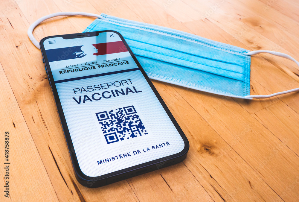 Passeport vaccinal - Concept de certificat de vaccination sur un téléphone portable permettant ...