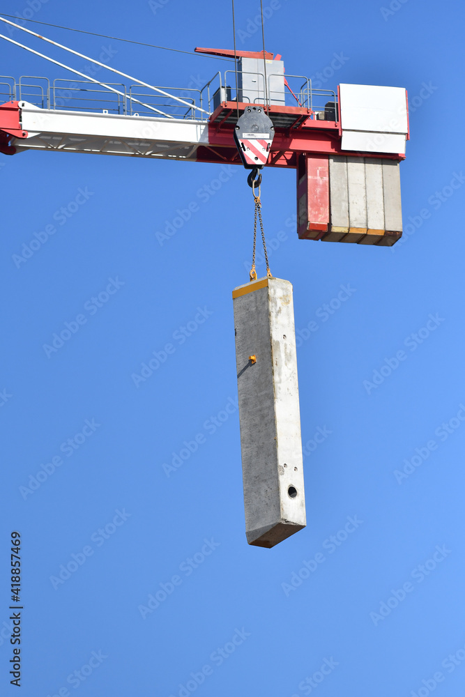 mise en place de contre-poids en béton sur une grue de chantier Stock ...