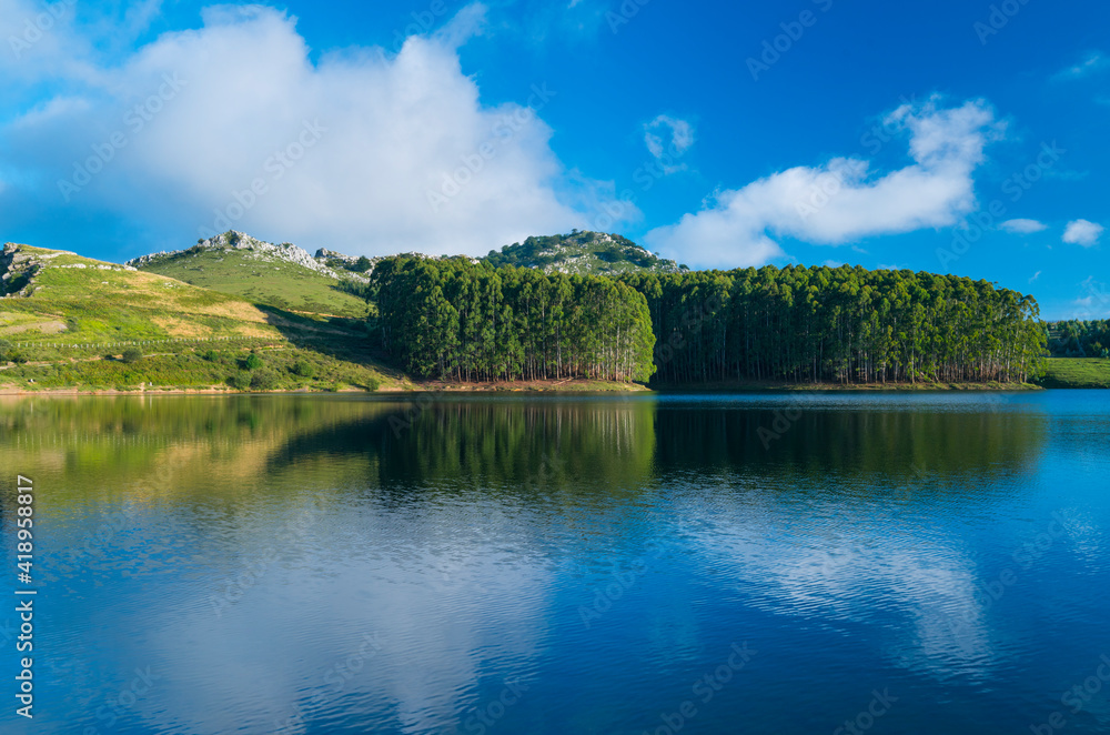El Juncal reservoir - Embalse de El Juncal, Río Chirlia, Guriezo, MOC ...