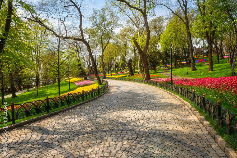 Beautiful spring garden, famous turkish park Emirgan Korusu in Istanbul ...