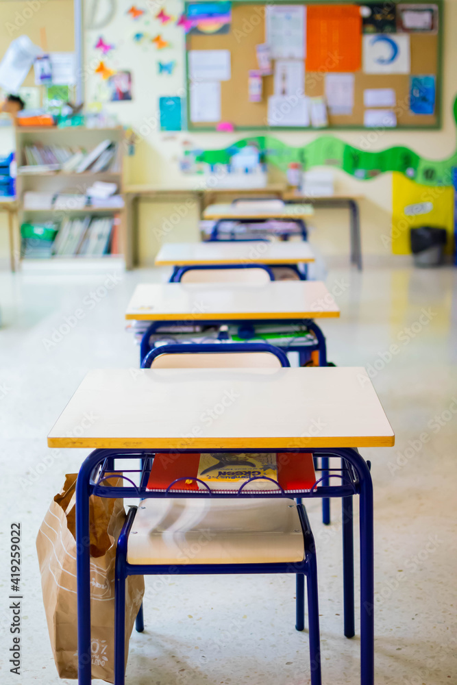 Materiales de una aula moderna. En concepto de educación Stock Photo ...