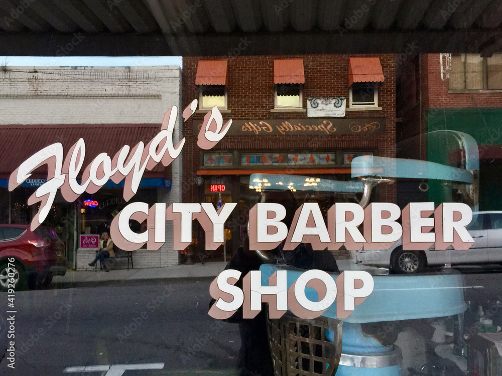Foto de November 11, 2016 - Mt. Airy, North Carolina: A retro sign for ...