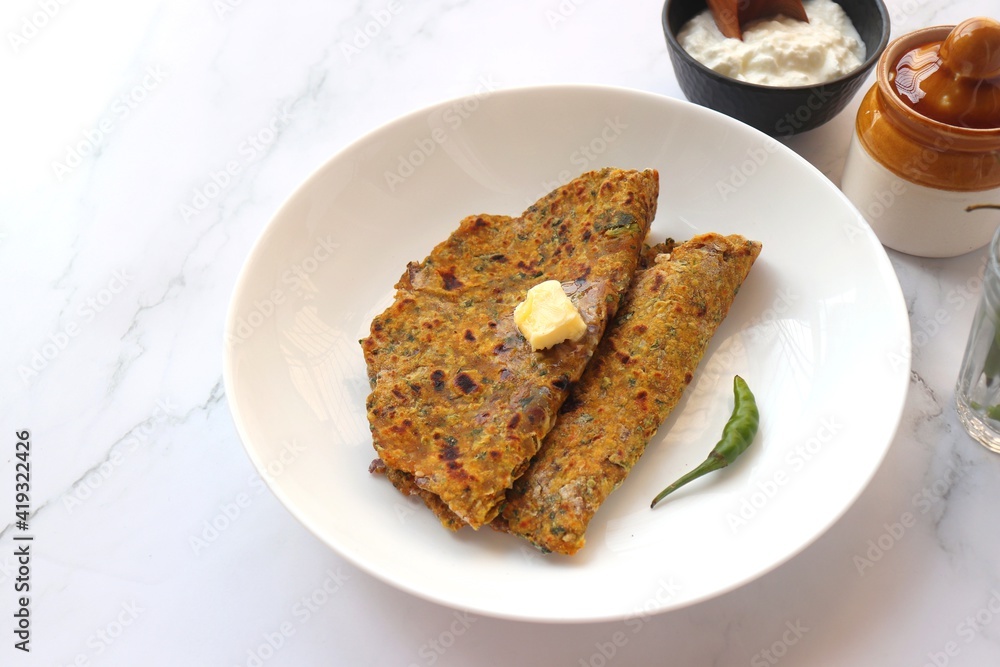 Foto de Radish or Mooli masala Paratha served on a white plate with ...