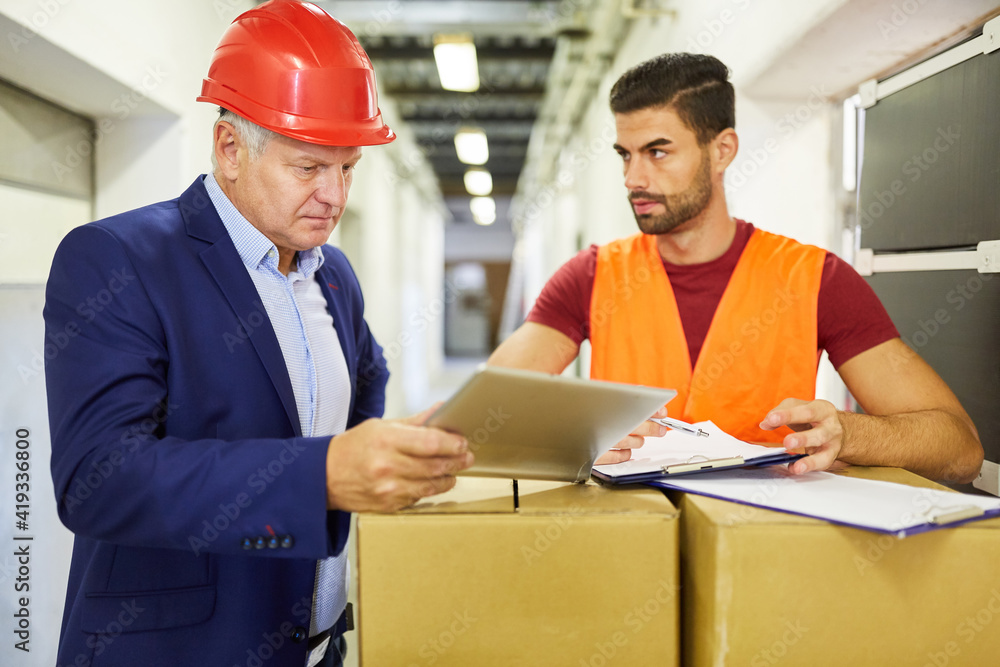 Überprüfung der Lieferung mit Checkliste und PC Stock Photo | Adobe Stock