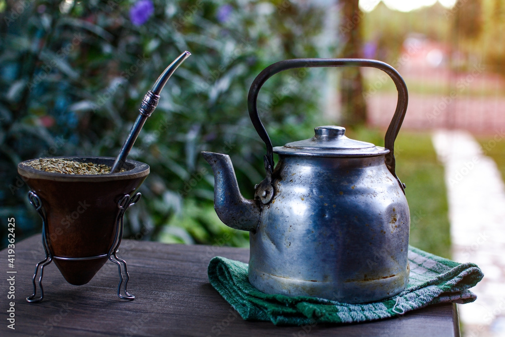 Bebiendo mate en el patio al atardecer. bebida típica de Argentina ...