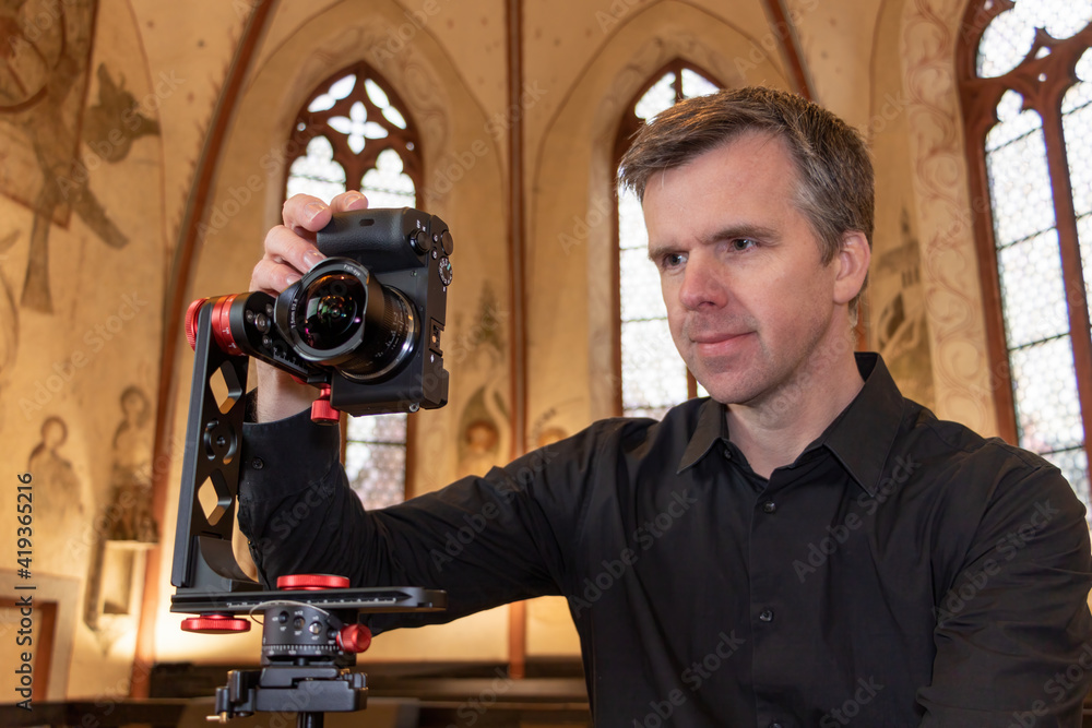 Photographer takes 360° panorama photos in church for virtual tours ...