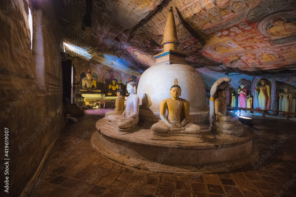 Foto de Interior of Dambulla Royal Cave Temple, an historic and cutural ...