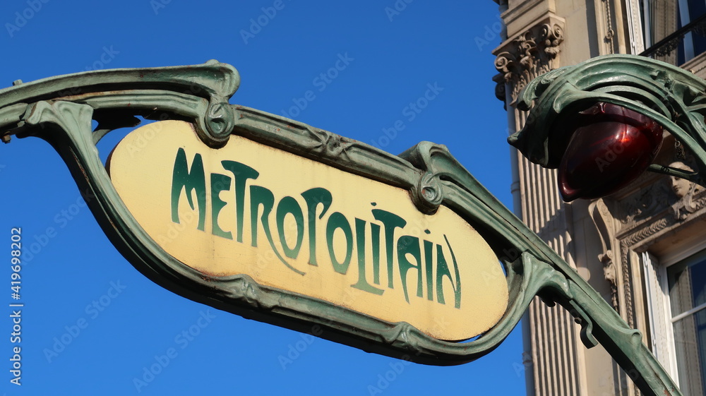 Enseigne du "Métropolitain" parisien sur un édicule Guimard Art Nouveau ...