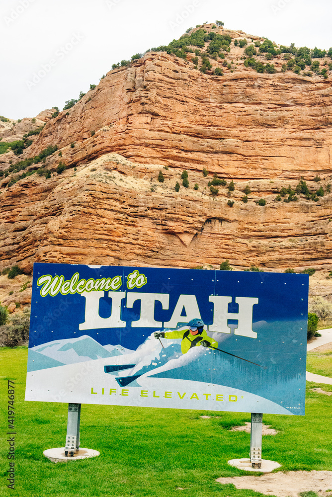 sign of utah in the mountains. Border of the State of Utah Stock Photo ...