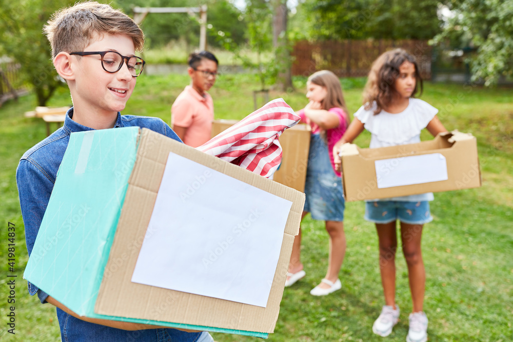 Kinder als ehrenamtliche Helfer bei Kleidersammlung Stock Photo | Adobe ...
