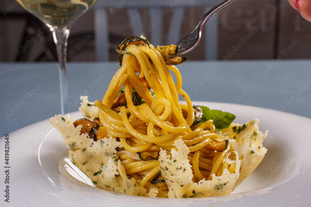 Forchettata di spaghetti alla nerano - zucchine fritte, provolone del ...