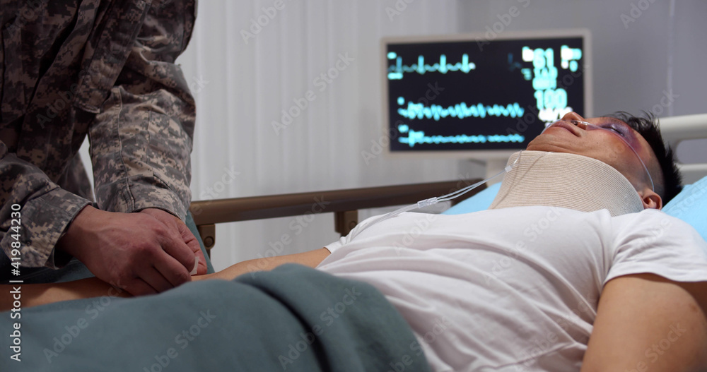 Foto de Military medic giving injured patient intravenous drip ...