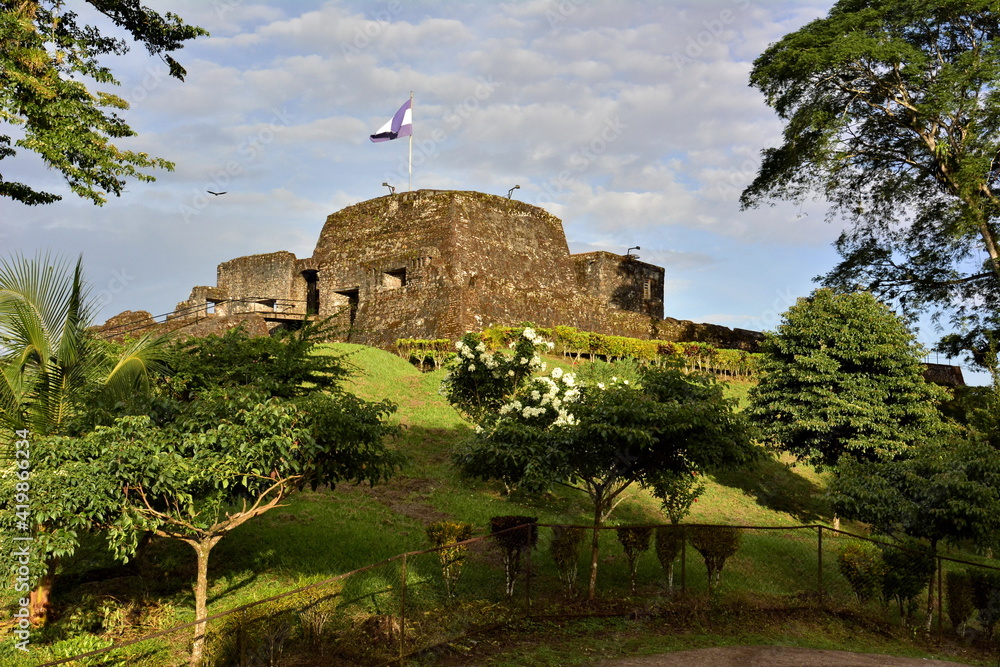 Paisajes y rincones del pequeño pueblo de El Castillo, a orillas del ...