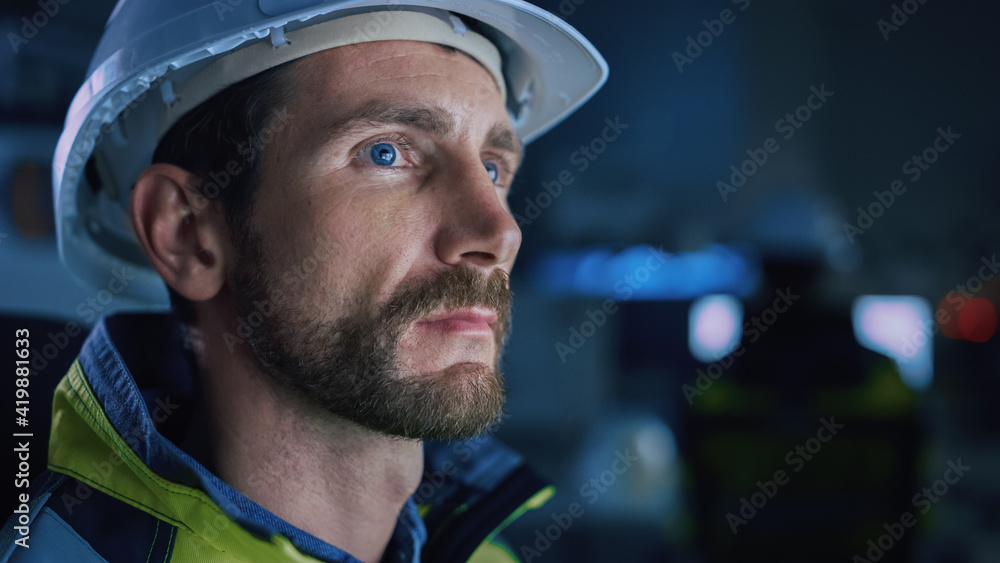 Foto de Industry 4.0 Modern Factory: Portrait of Facility Operator ...
