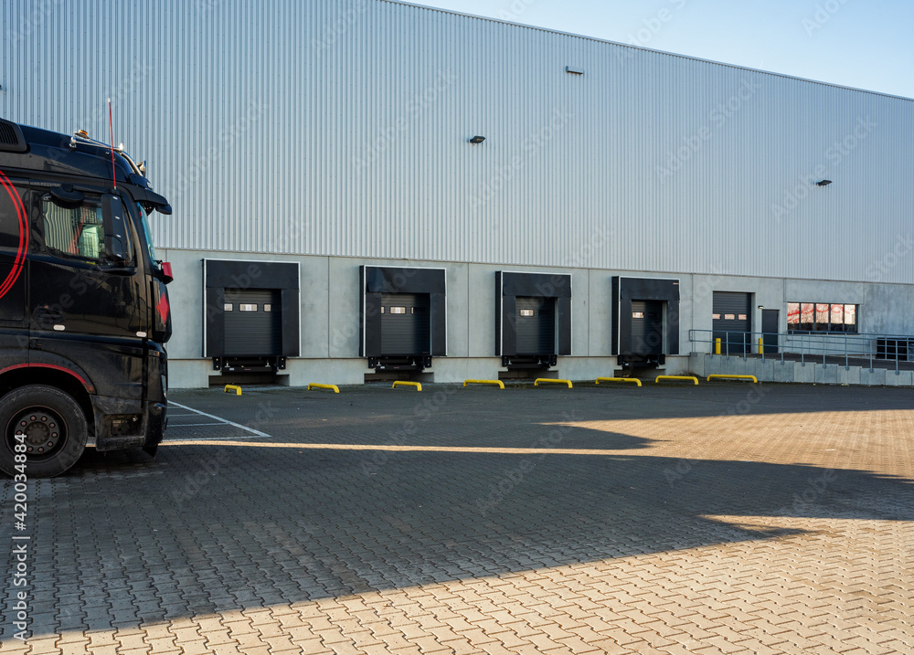 truck waiting at loading ramps of a warehouse foto de Stock | Adobe Stock