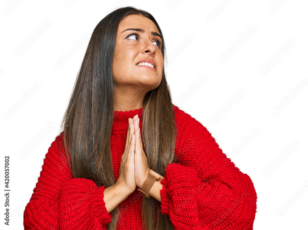 Foto de Beautiful hispanic woman wearing casual clothes begging and ...