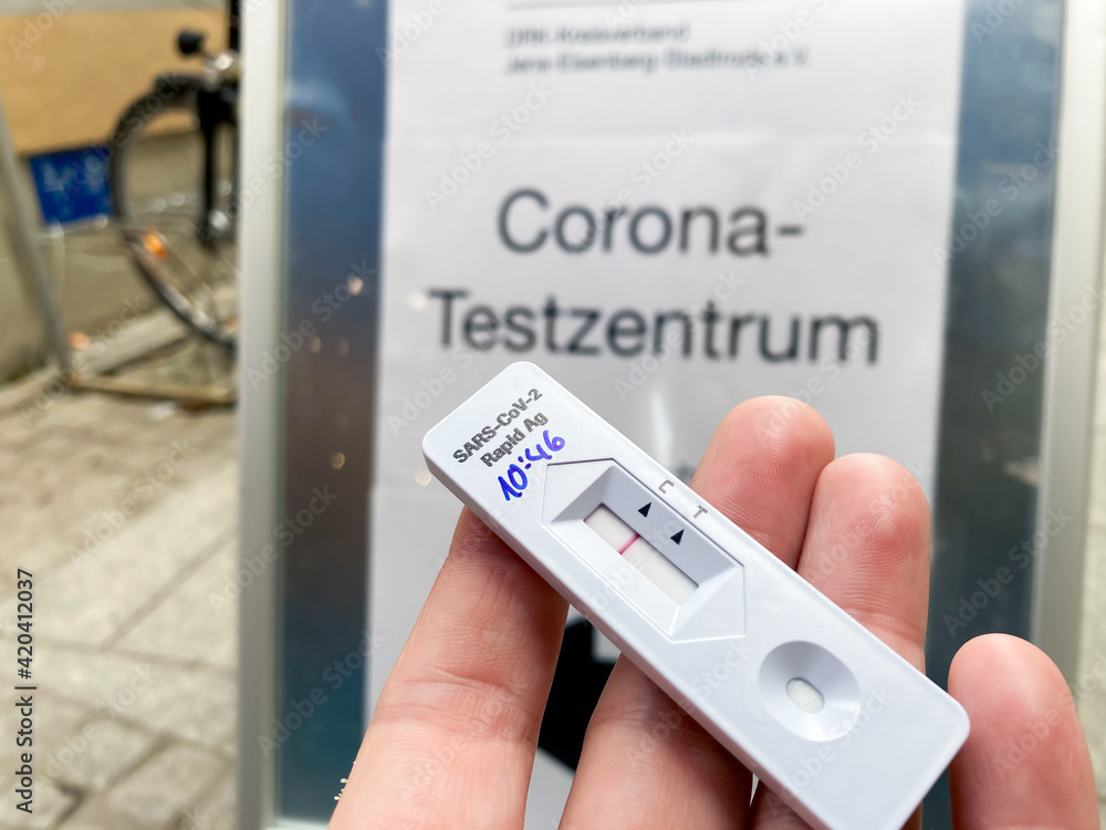 SARS-CoV-2 Rapid Ag Schnelltest nach dem Test im Testzentrum. Negatives ...