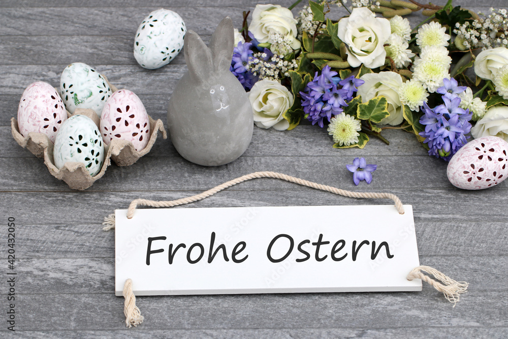 Schild mit dem Text Frohe Ostern und Osterschmuck Stock Photo | Adobe Stock