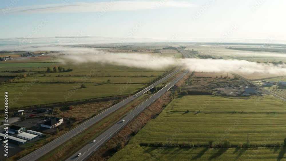 Vidéo Stock Patchy dense morning fog hangs over interstate highway with ...