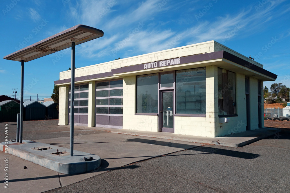 Old abandoned car repair garage Stock-Foto | Adobe Stock