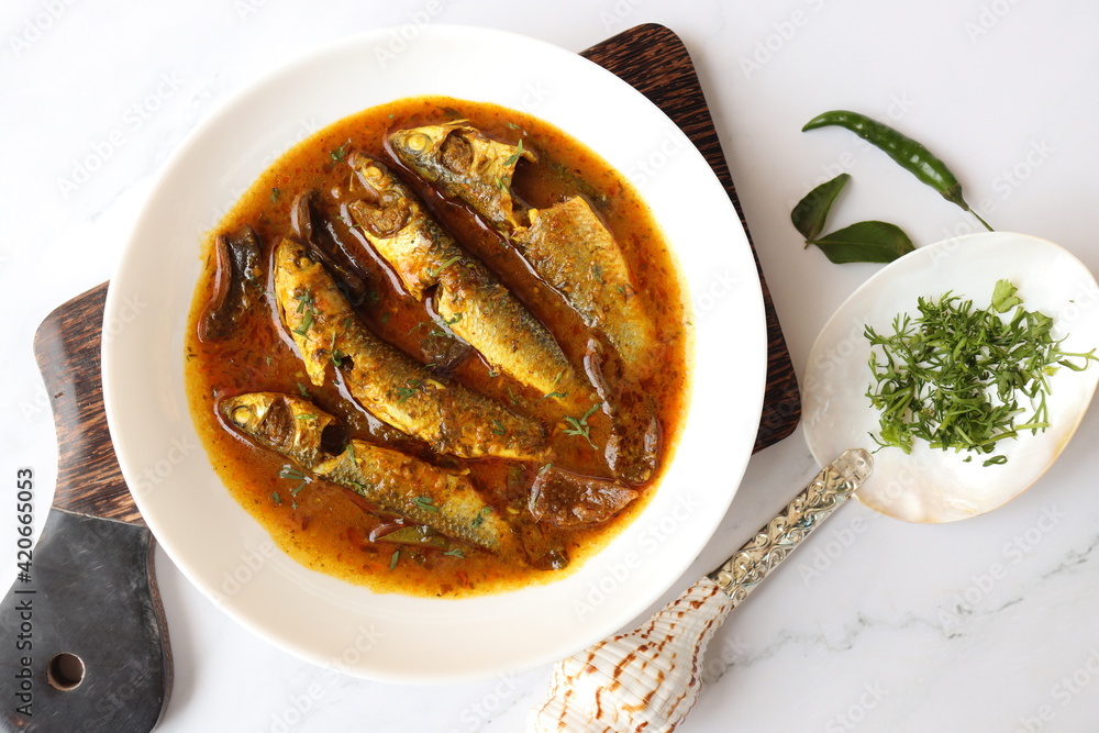 Foto de Indian fish curry. White Mullet fish curry made with dried ...
